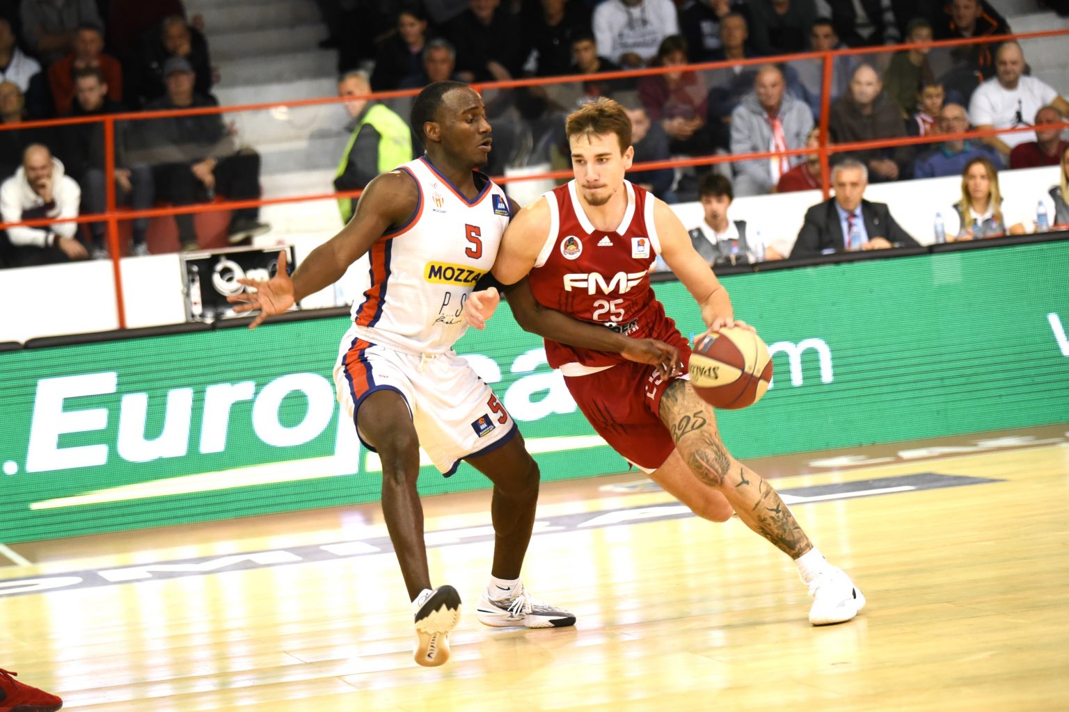 Hugo Besson signe à Varese, en Italie - Tribune 47